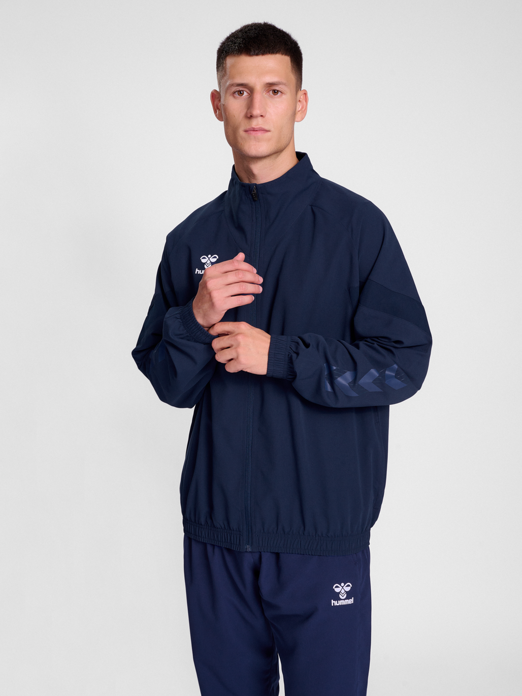 hummel TRAVEL WOVEN JACKET - MARINE | hummel.dk